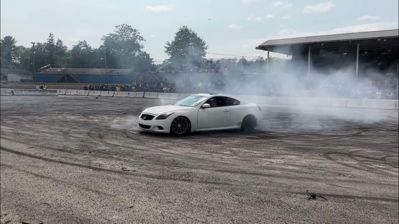 Infiniti G37 doing donuts - YouTube