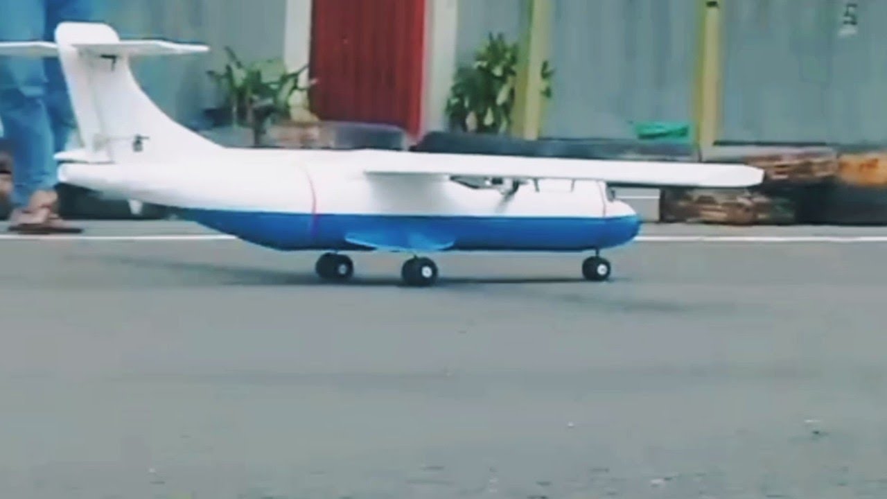 PESAWAT N250, taxing taxing - YouTube