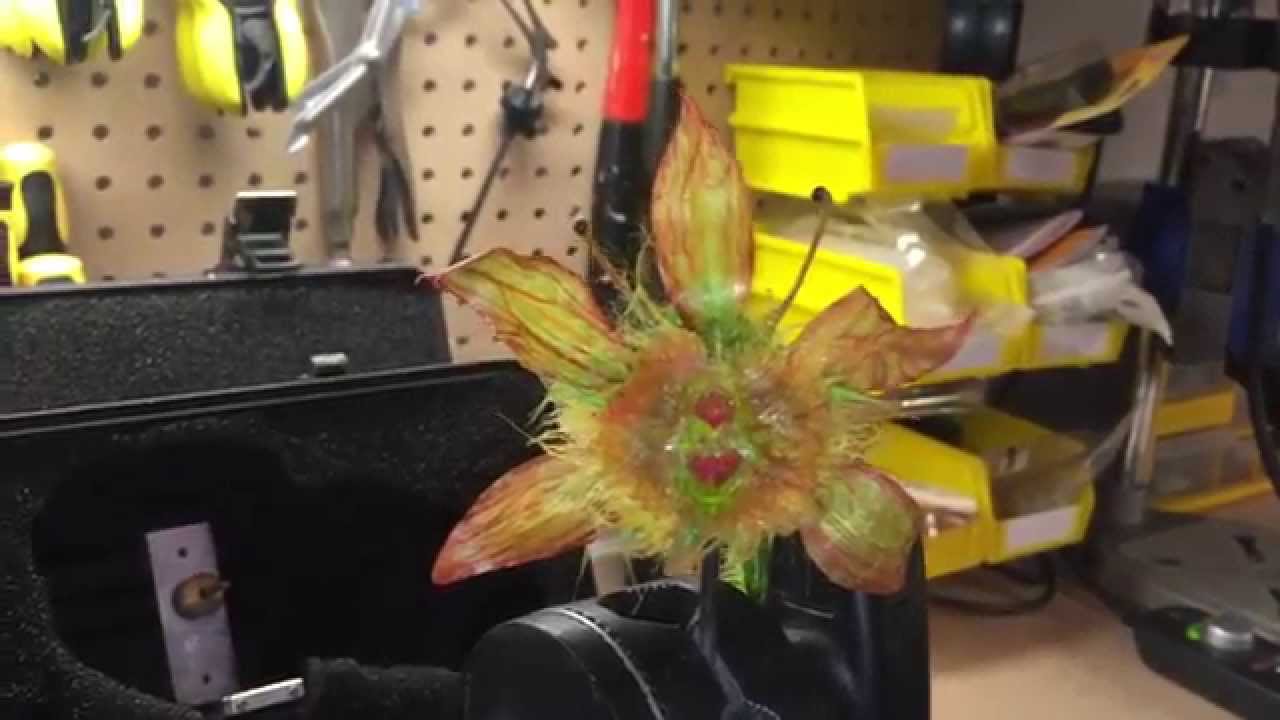 Men In Black 2 - Hero "Jeff" Flower prop - YouTube