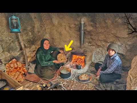 Baking traditional bread over a fire in a mountain hut🏔 | Homeless life in the heart of nature 🌲🔥