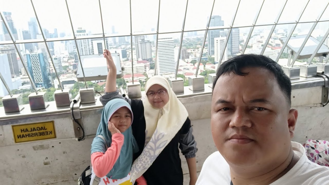 JALAN JALAN KE MONAS | MAMUS CAMPERVAN - YouTube