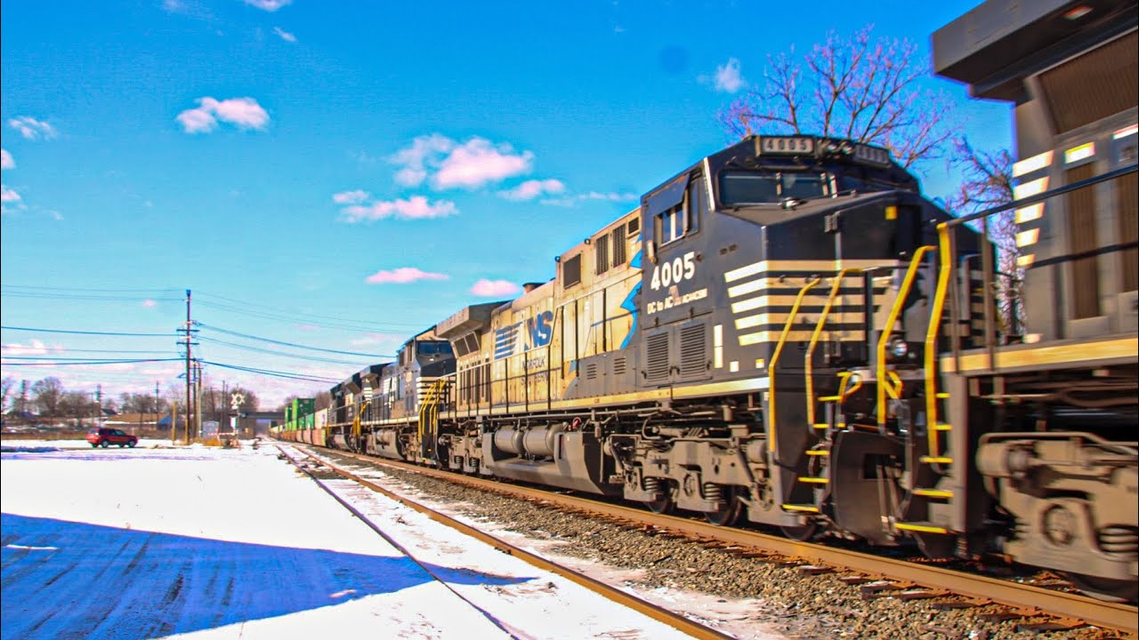 NS 4493 AC44C6M leads NS 288 with NS 4005 “Blue Mane” through south ...