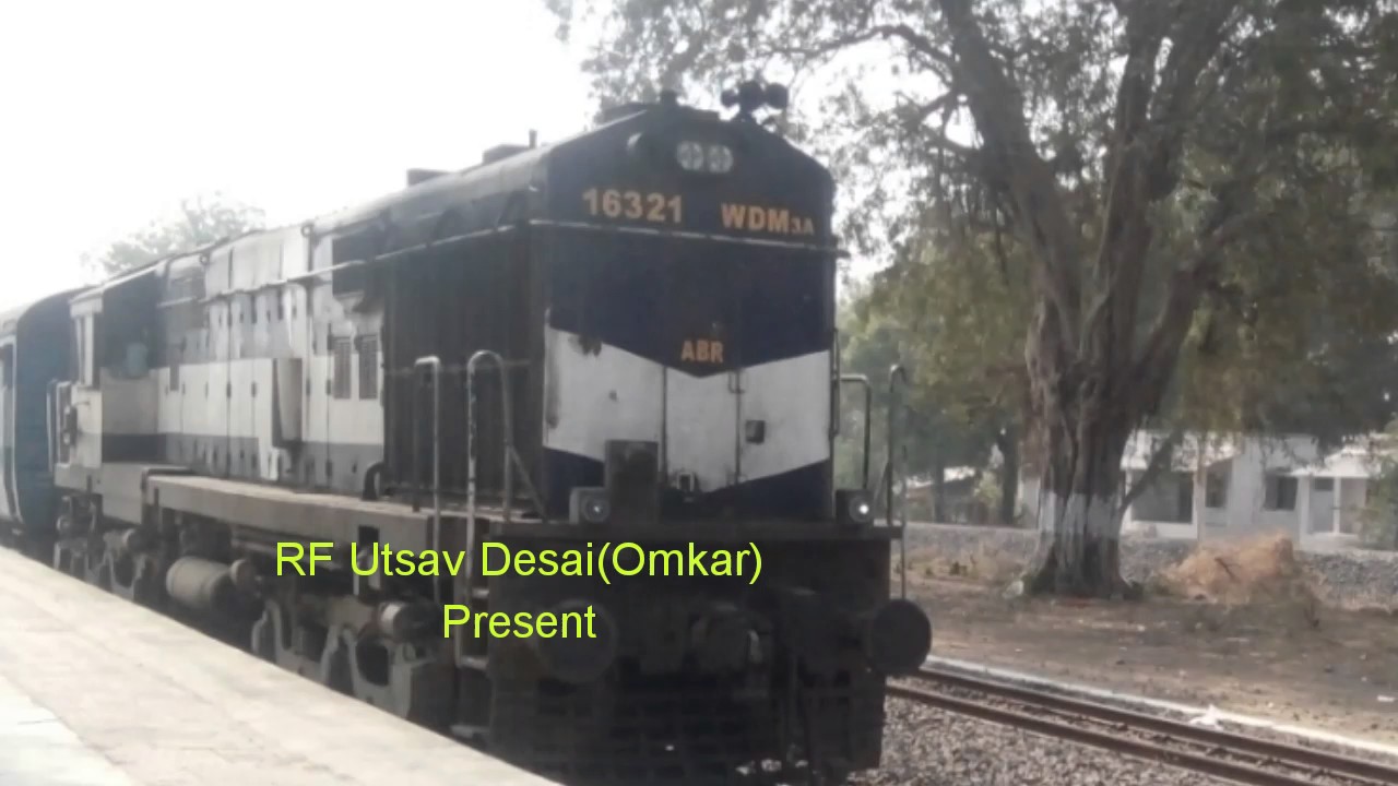 😎NR LDH WDM3A With 14715 SGNR-TPJ Humsafar Express 😍 - YouTube