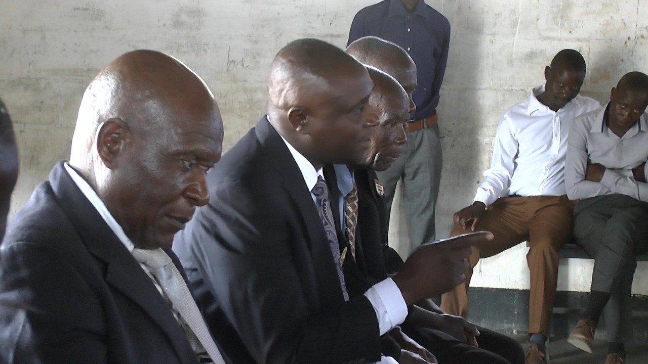 CHIEF BUSHU KOPORO AKATENGERA MUKADZI WA GUARD MACHIPS AKABATISWAWO ...