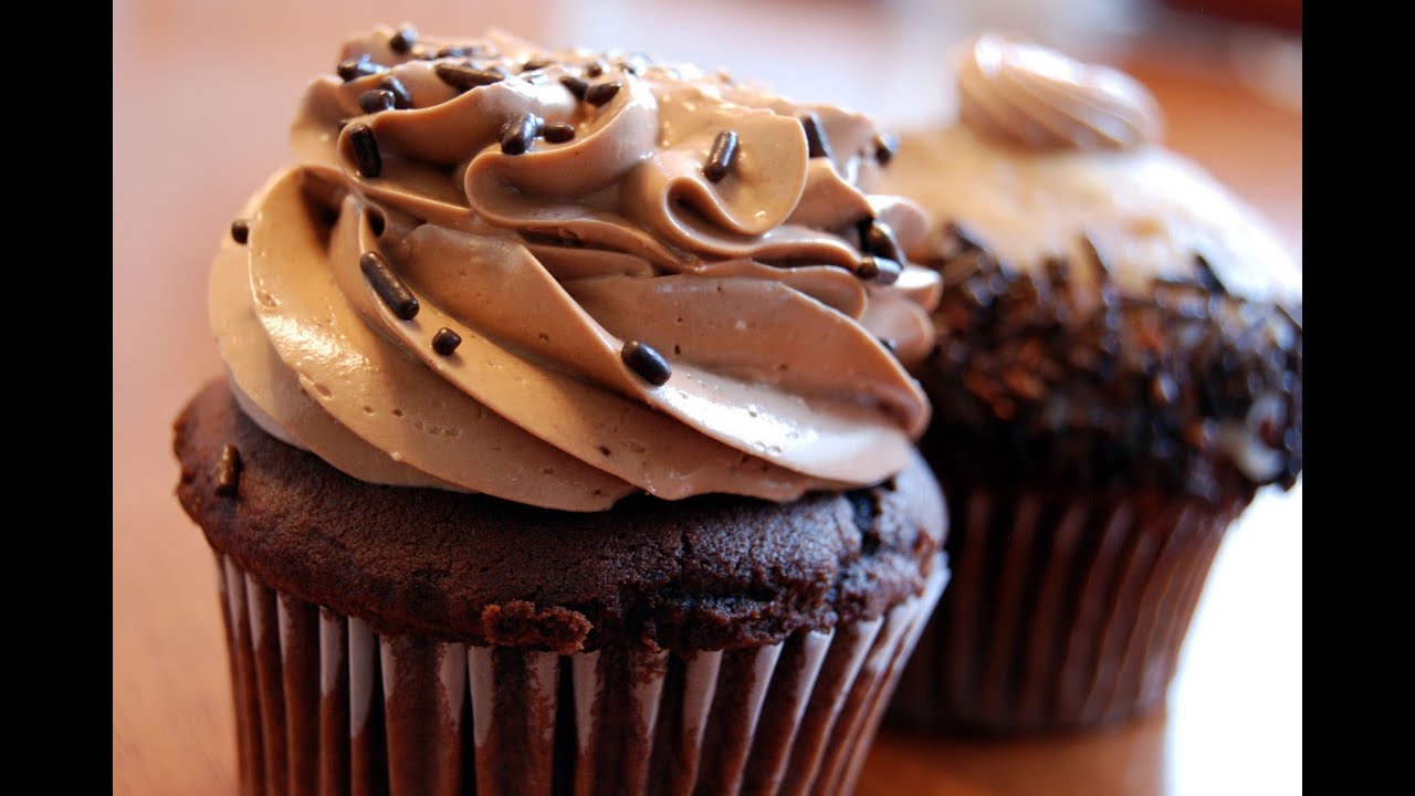 How to eat a cupcake - YouTube