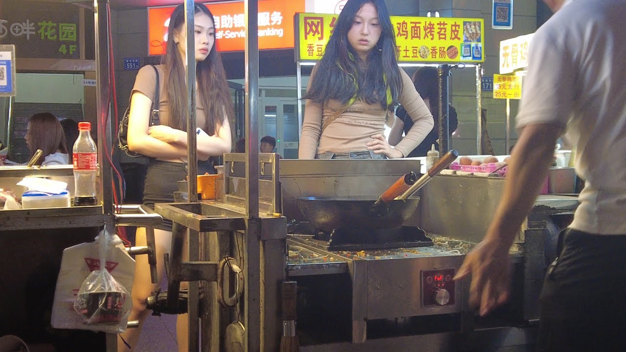 Late at night, young girls in Changsha stayed up 深夜，长沙年轻女孩们彻夜不眠，在街上游荡 ...