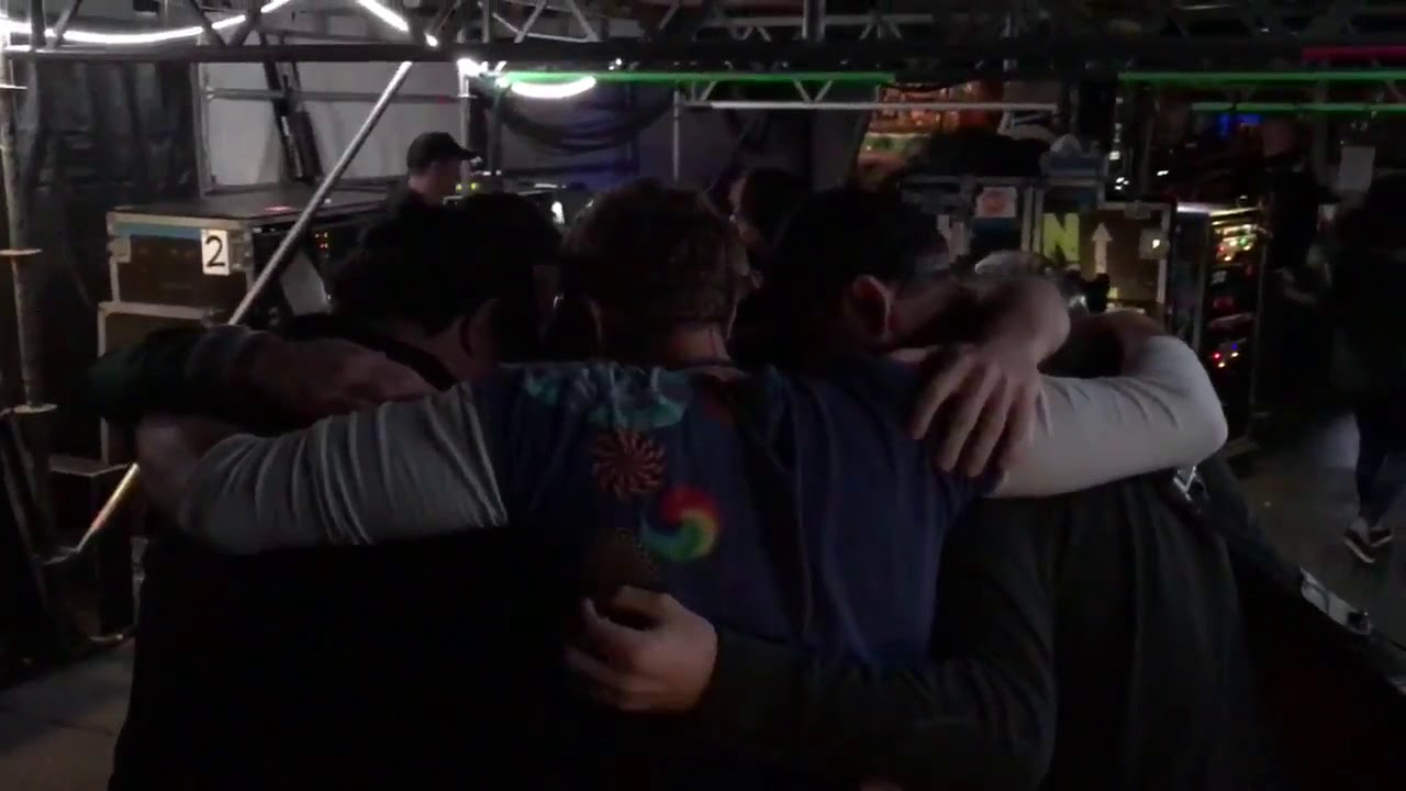 Coldplay's last group hug of the AHFOD tour - Final show - YouTube