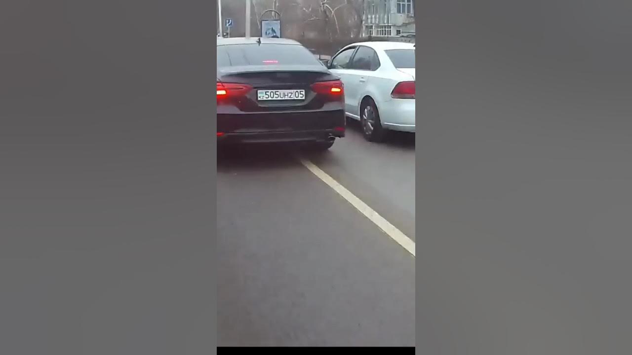 АвтоХАМ НАГЛО ПОДРЕЗАЕТ НА ДОРОГЕ ВОДИТЕЛЕЙ и ЛЕЗИТ ВПЕРЁД ВСЕХ. - YouTube