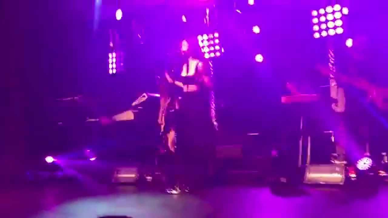 Ciara - "Promise" Live in Tampa [She grabs my phone!] - YouTube