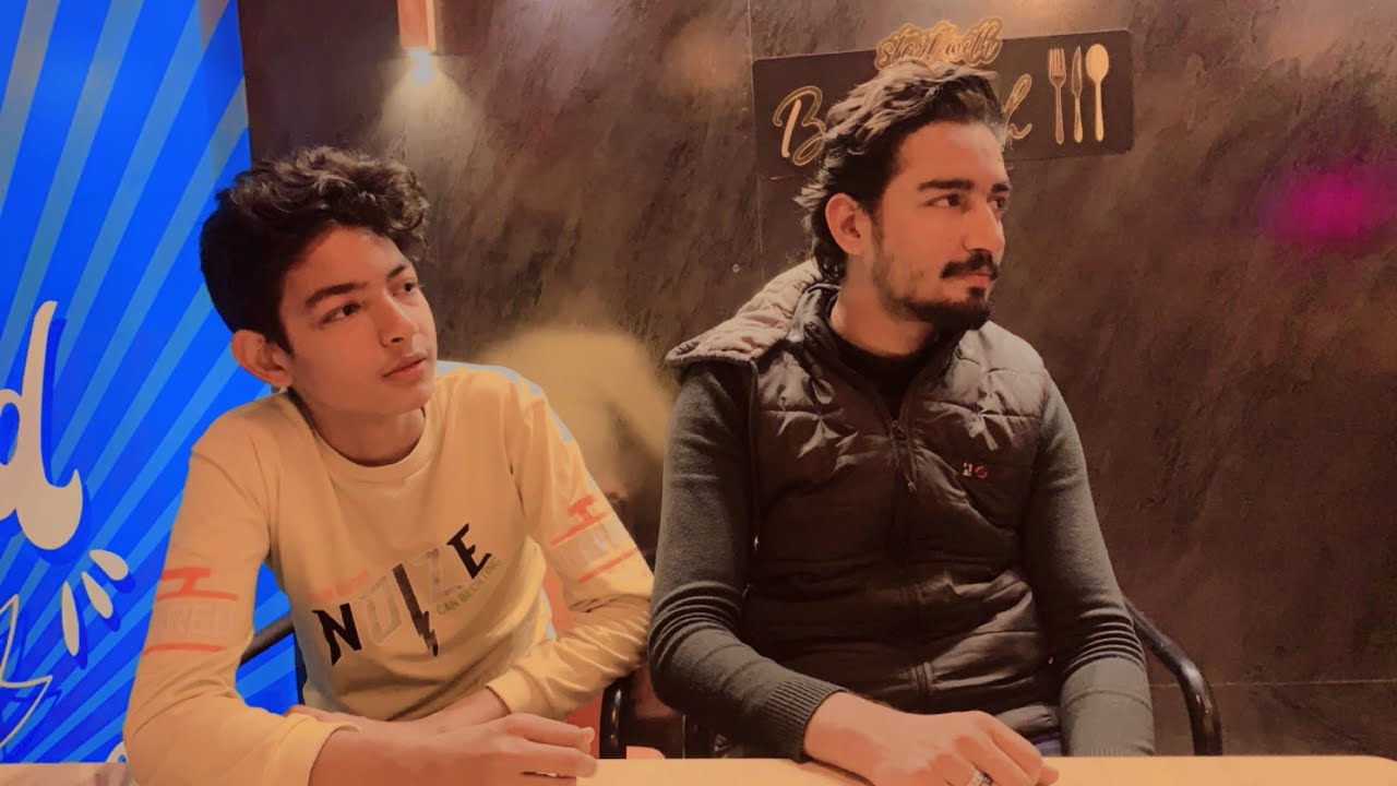 Aj hum gaye pizzato mux 🤤 car ki treat da di family ko 😍 - YouTube