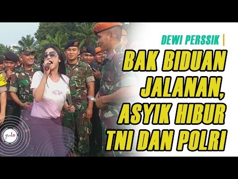 Bagai Biduan Jalanan, Dewi Perssik dan Penyayi Lain Hibur Para TNI dan Polri Di MPR DPR