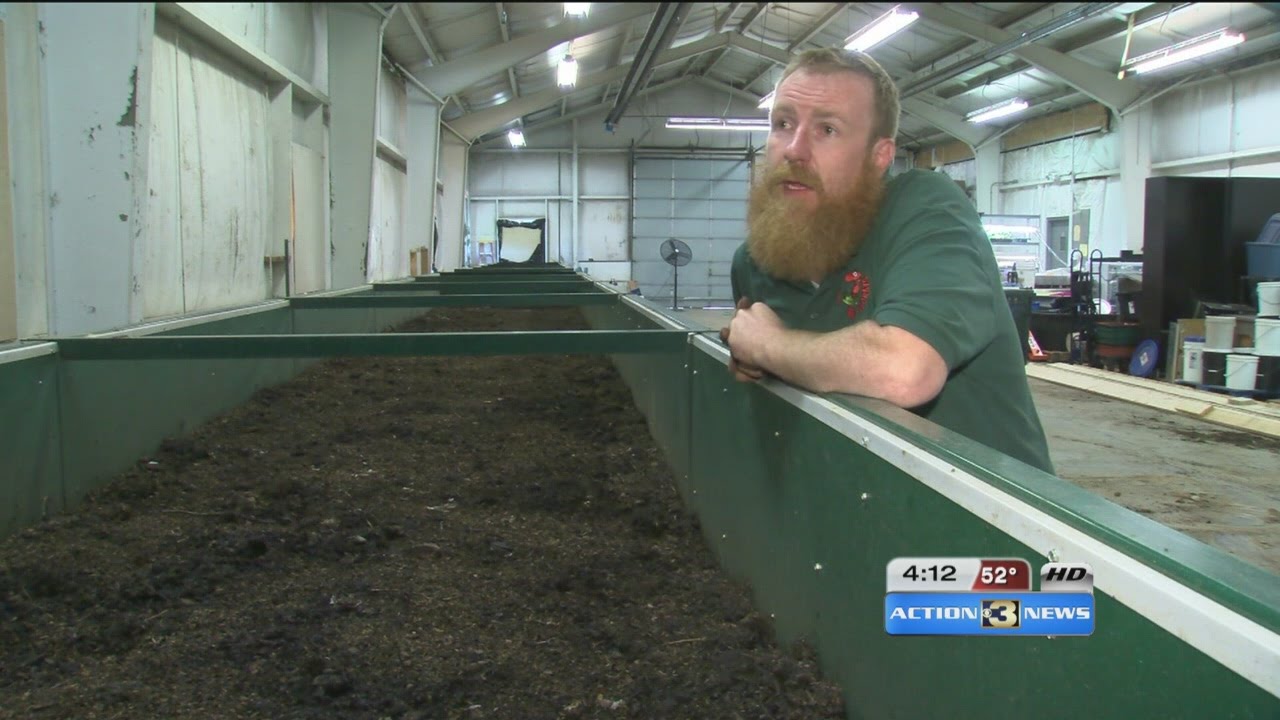 Nebraska farmer uses worms to do dirty work - YouTube