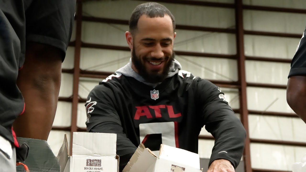Atlanta Falcons pack over 1,000 hurricane relief boxes for recovering ...