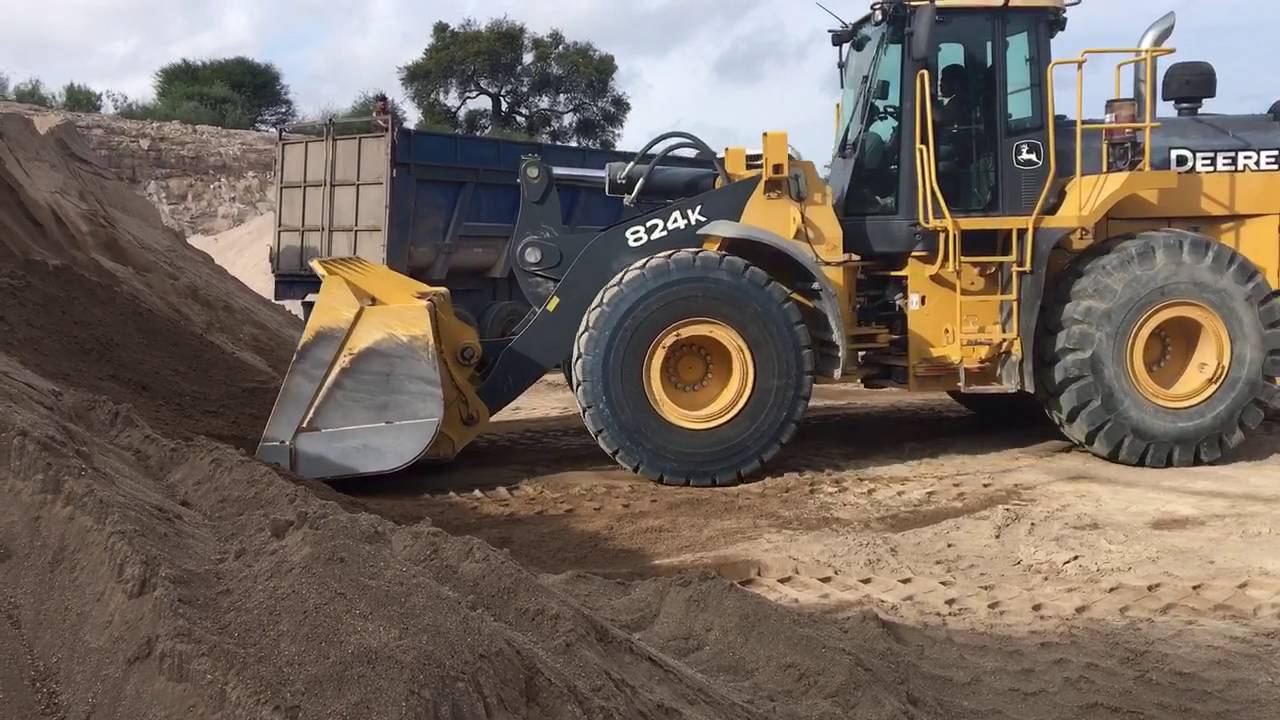 John Deere 824K, loading sand - YouTube