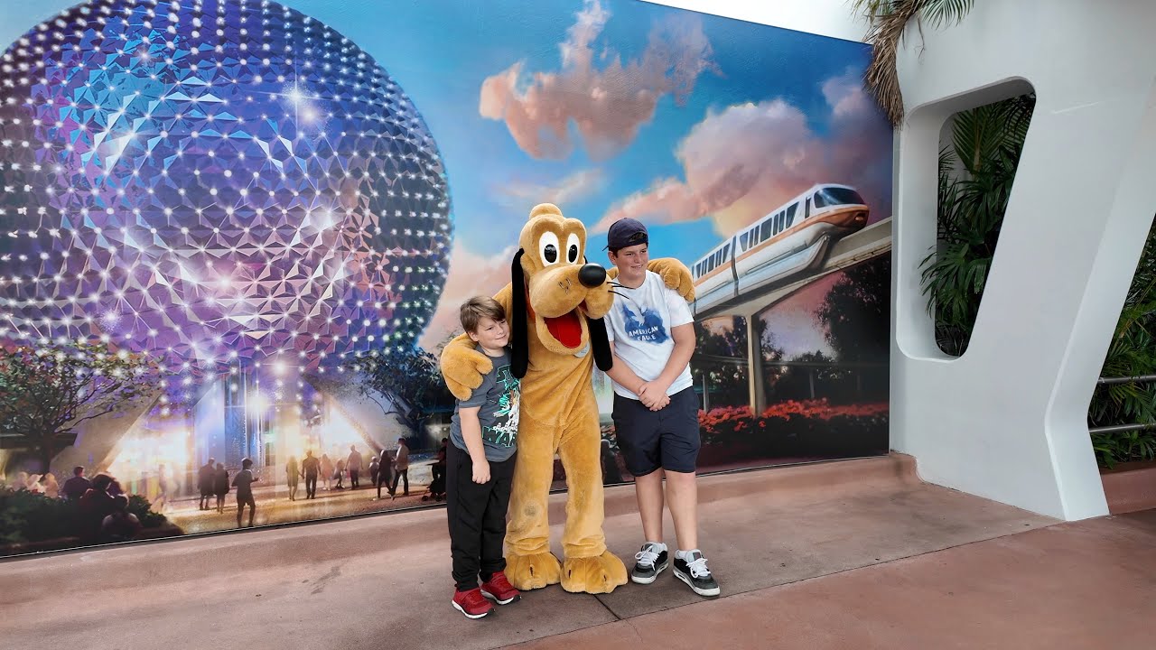 Meeting Pluto Meet & Greet n EPCOT at Disney World - YouTube