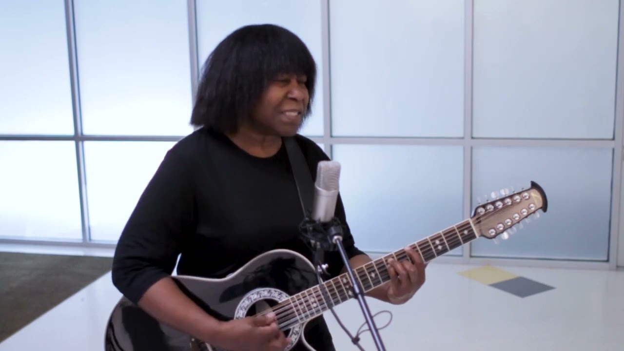Acoustic Classic: Joan Armatrading Performs "Love and Affection" on Her ...