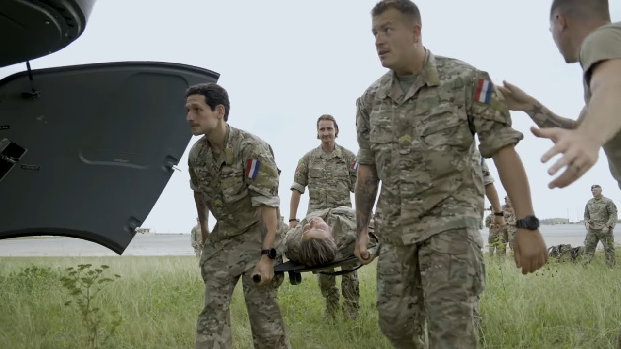 U.S. Army soldiers conduct Hot/cold exercise for loading & unloading ...