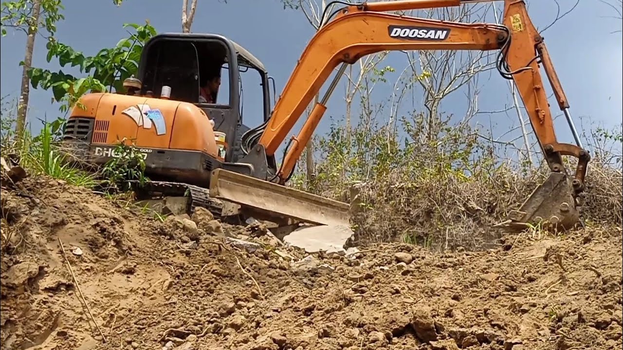 Cut And Fill By Operator Doosan DH60-7 Small Hydrolic Excavator. - YouTube