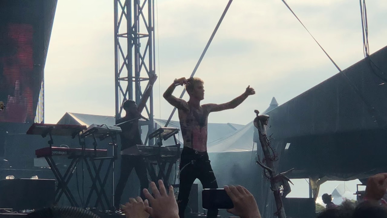Machine Gun Kelly "Bad Mother Fucker" at SUMMER SONIC 2019 Osaka (2019. ...