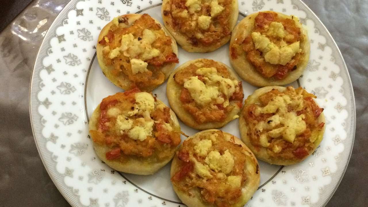 How To Bake Easy Mini Pizzas - DIY Crafts Tutorial - Guidecentral - YouTube