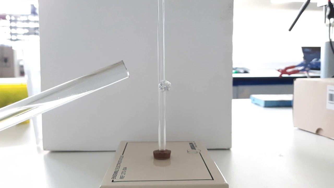 Électrostatique - Verre puis ébonite présentés à un pendule - YouTube