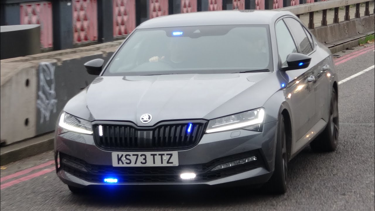 Unmarked Skoda Superb Caught Responding through Lambeth London - YouTube