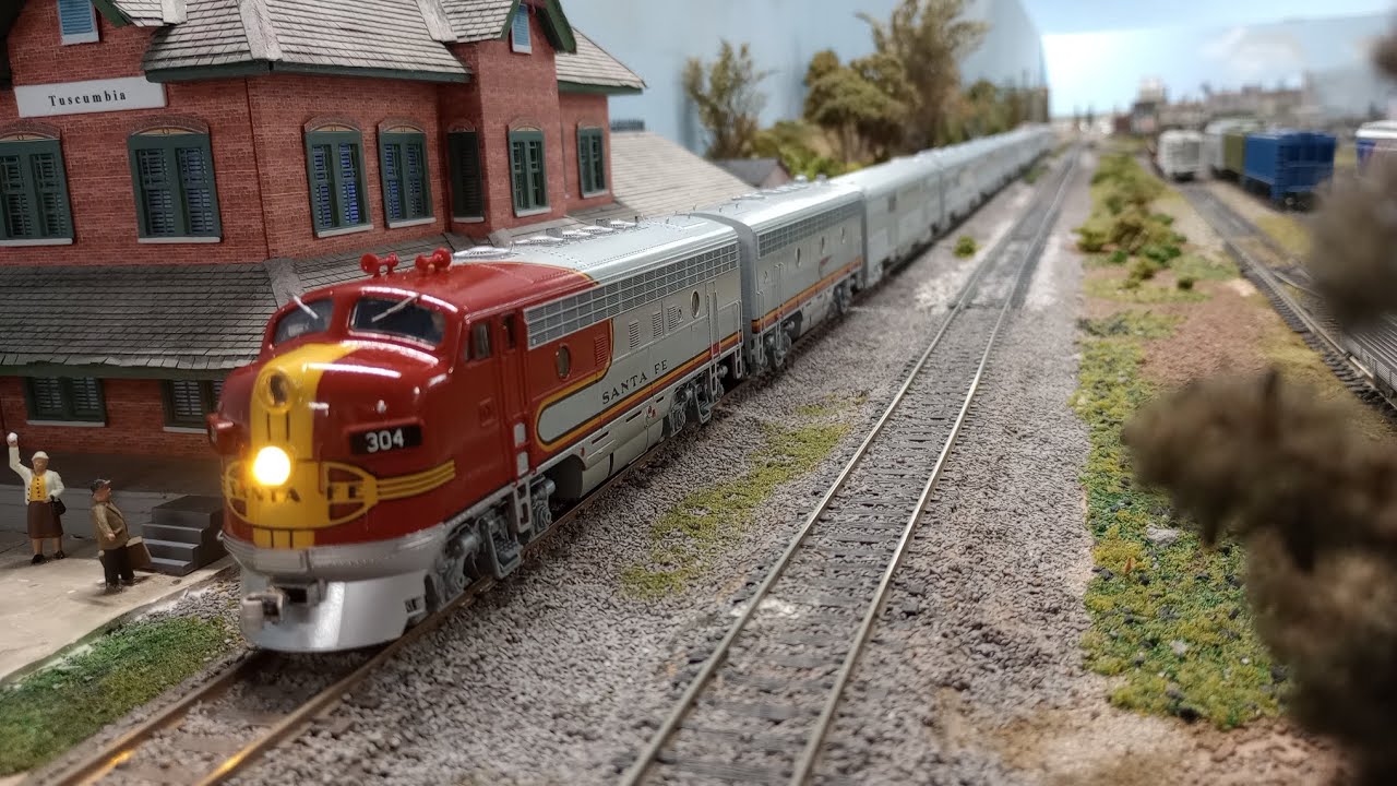 HO scale Streamliners at Shoals Model Railroad - YouTube