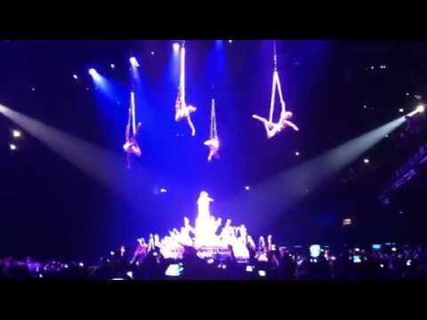 More Kylie at the O2 Dublin - YouTube