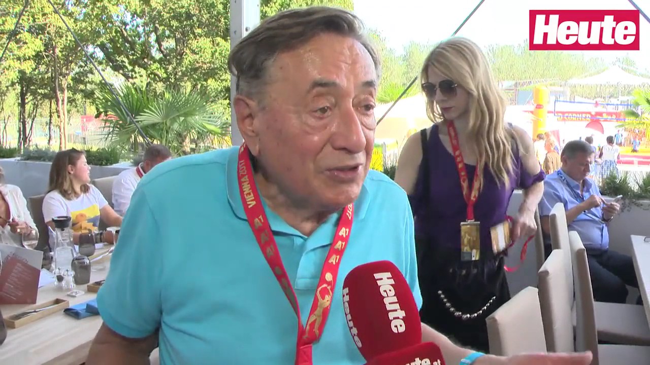 Lugner fliegt ohne seine Andrea in den Urlaub! - YouTube