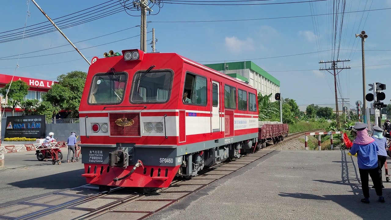 TÀU HỎA VIỆT NAM | XE GOÒNG MÁY SP0460 KÉO TOA VẬT TƯ ĐI LẠI BẬN RỘN ...