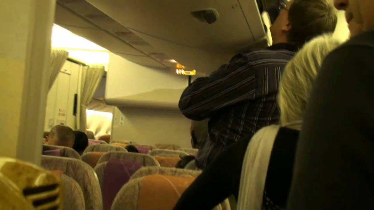 EK405 Emirates Melbourne to Singapore Boarding - YouTube