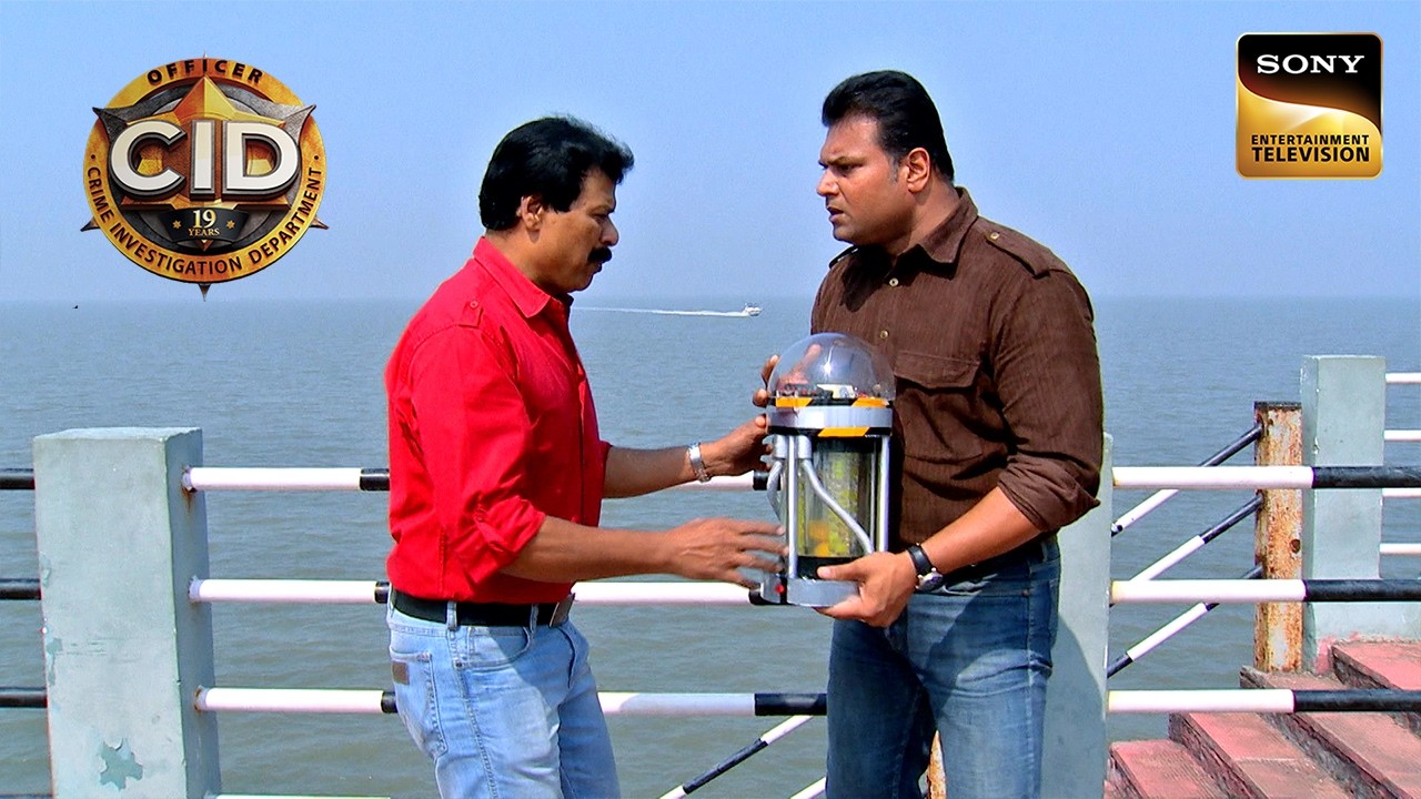 अपनी जान को Risk में डालकर Explosive के साथ भागा Daya! | CID | Teacher ...