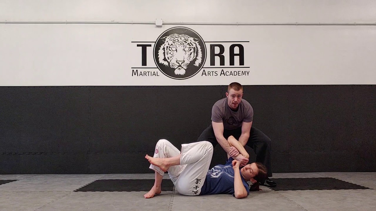 Three options for defending against the backhand diagonal knife slash ...