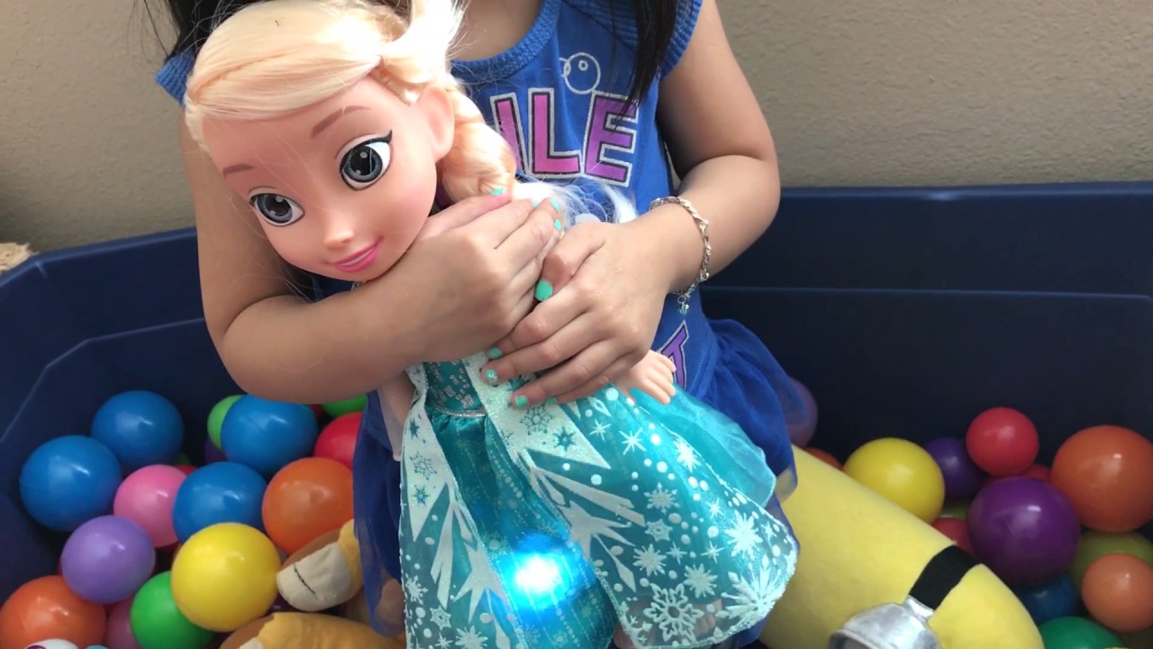TOY ELSA: PLAYING IN A COLORFUL BALLS AND TOYS BOX - YouTube