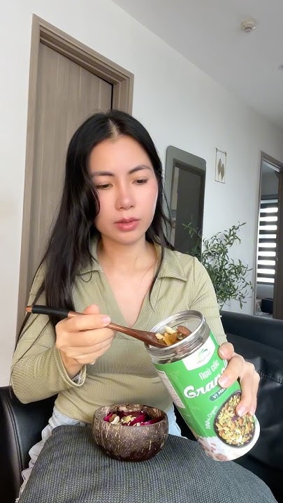 Sáng ăn tại quay clip mà ăn trễ đoá 😆 #healthyfood #granola #ngucoc - YouTube
