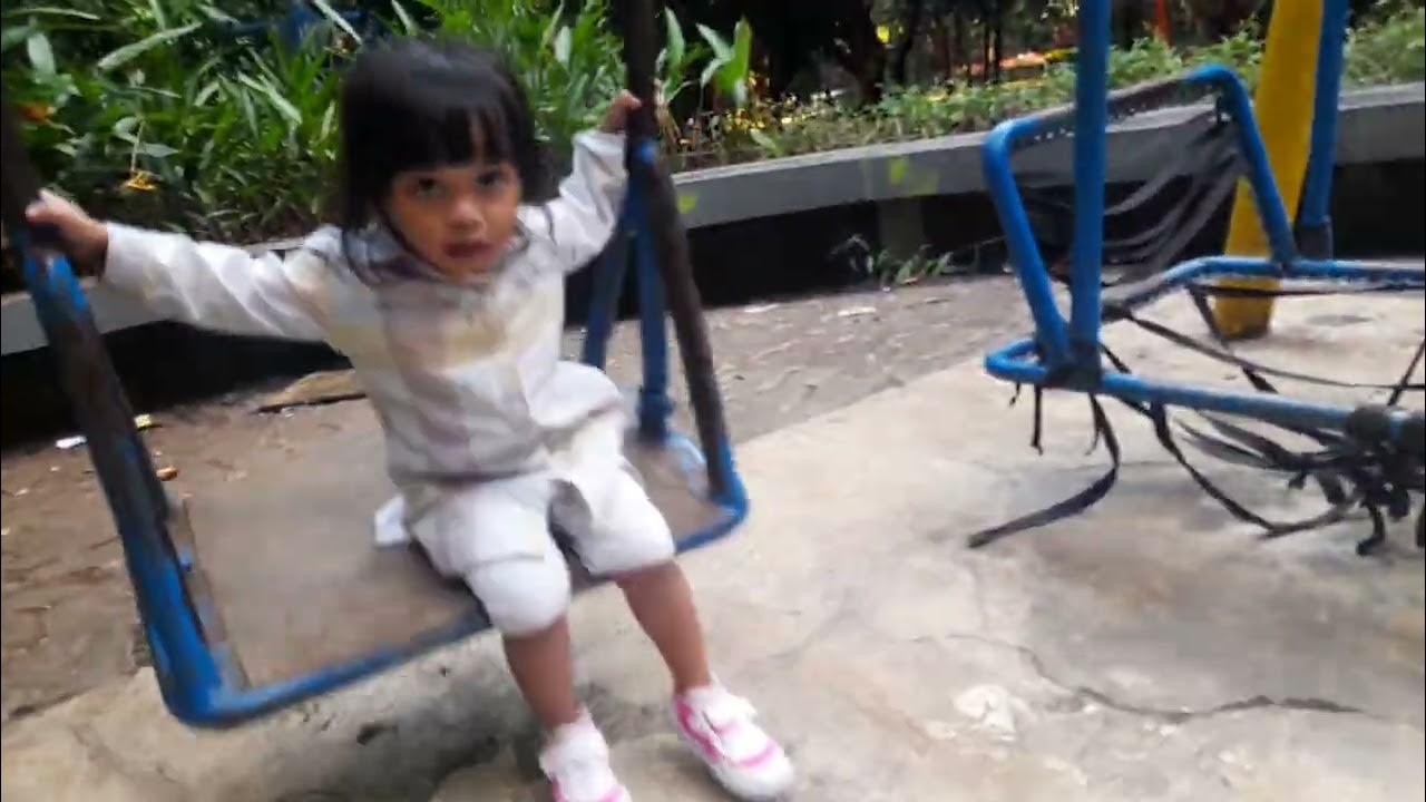 bermain ayunan di taman - YouTube