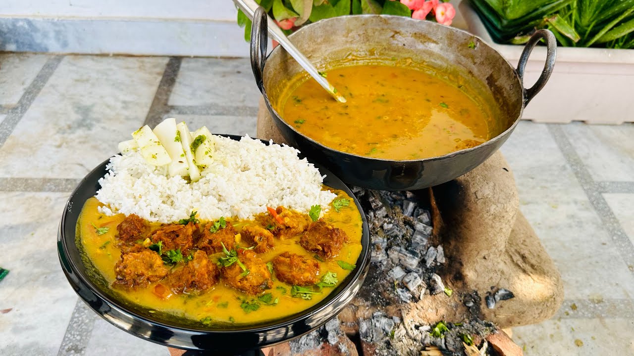 पहाड़ी आर्गेनिक भोजन(बड़ी-भात)||Uttarakhand famous badi ki daal ...