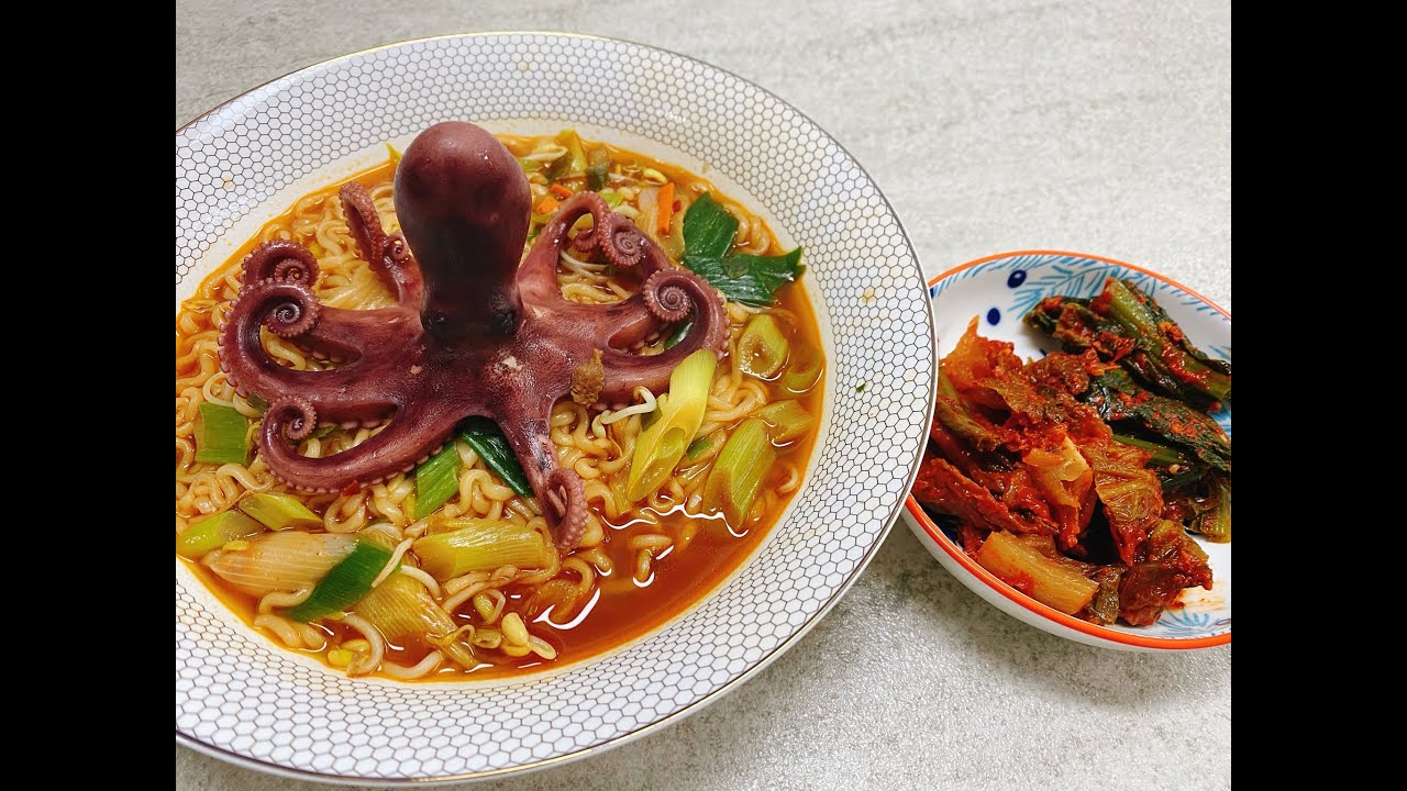 How to cook Korean spicy noodles with octopus/ 문어라면/통문어라면/진라면 - YouTube