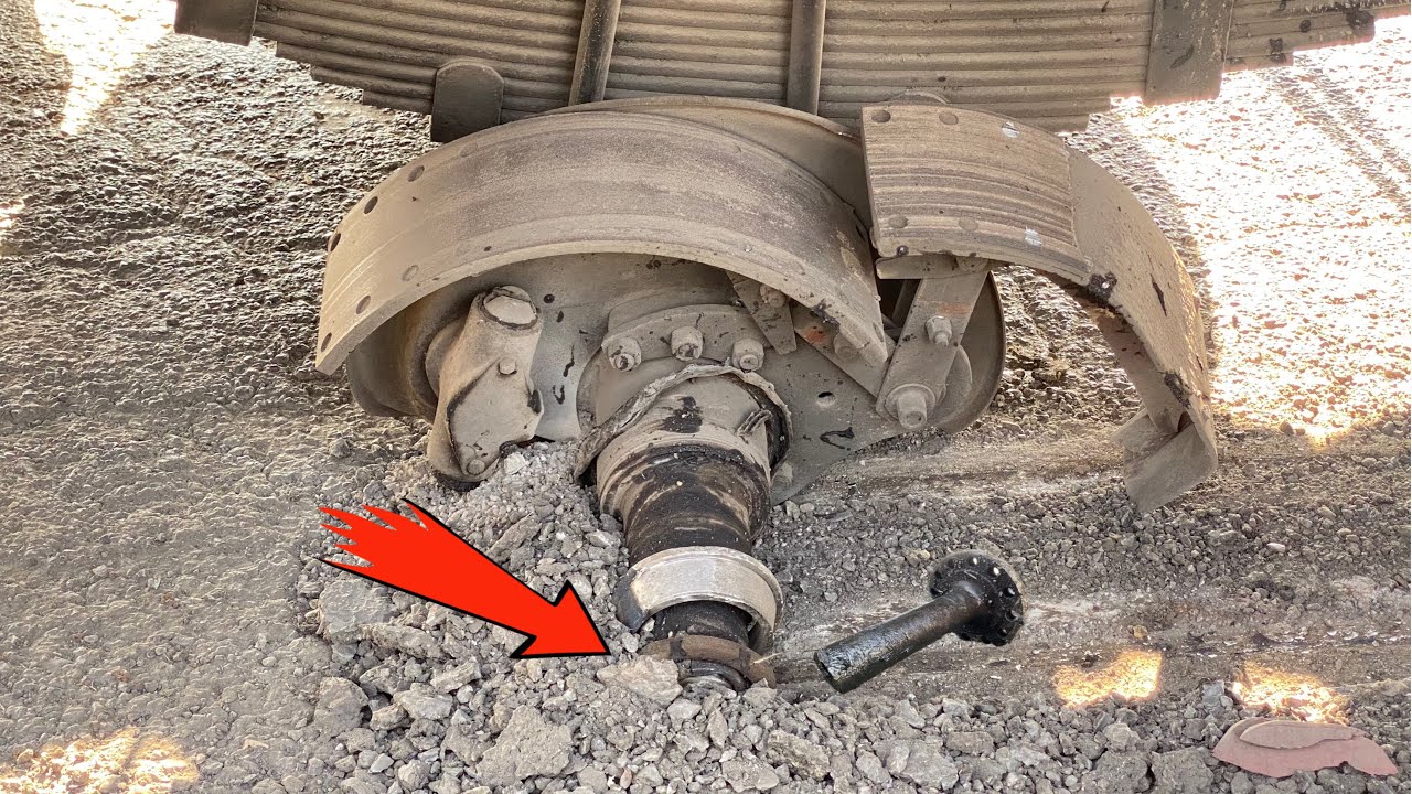 Truck Tube Stuck on the Road Watch How Experts Fix a Broken Truck Tube ...