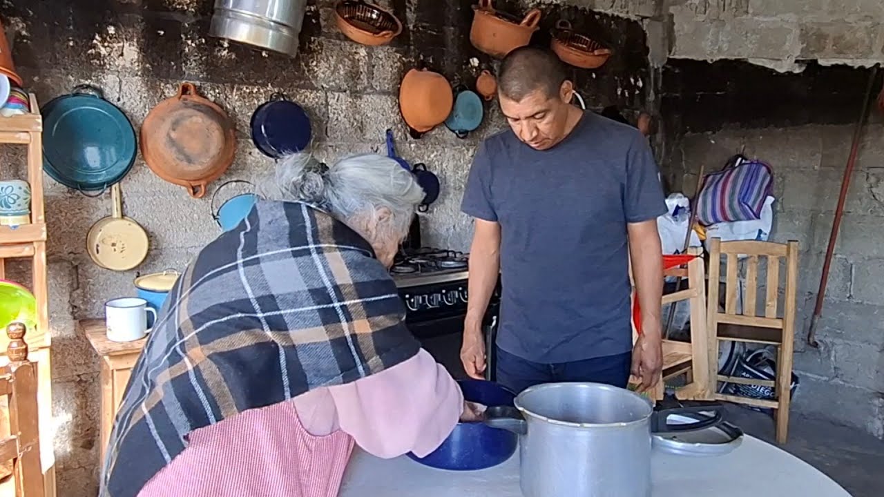 Preparando un poco de codillo de cochino en chilpozo y platicando con ...