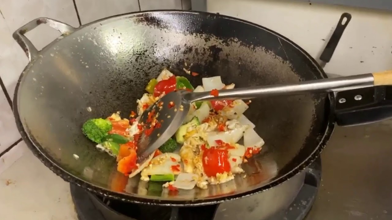 Khao Pad Gra Pao byTam Nak Thai Restaurang - YouTube