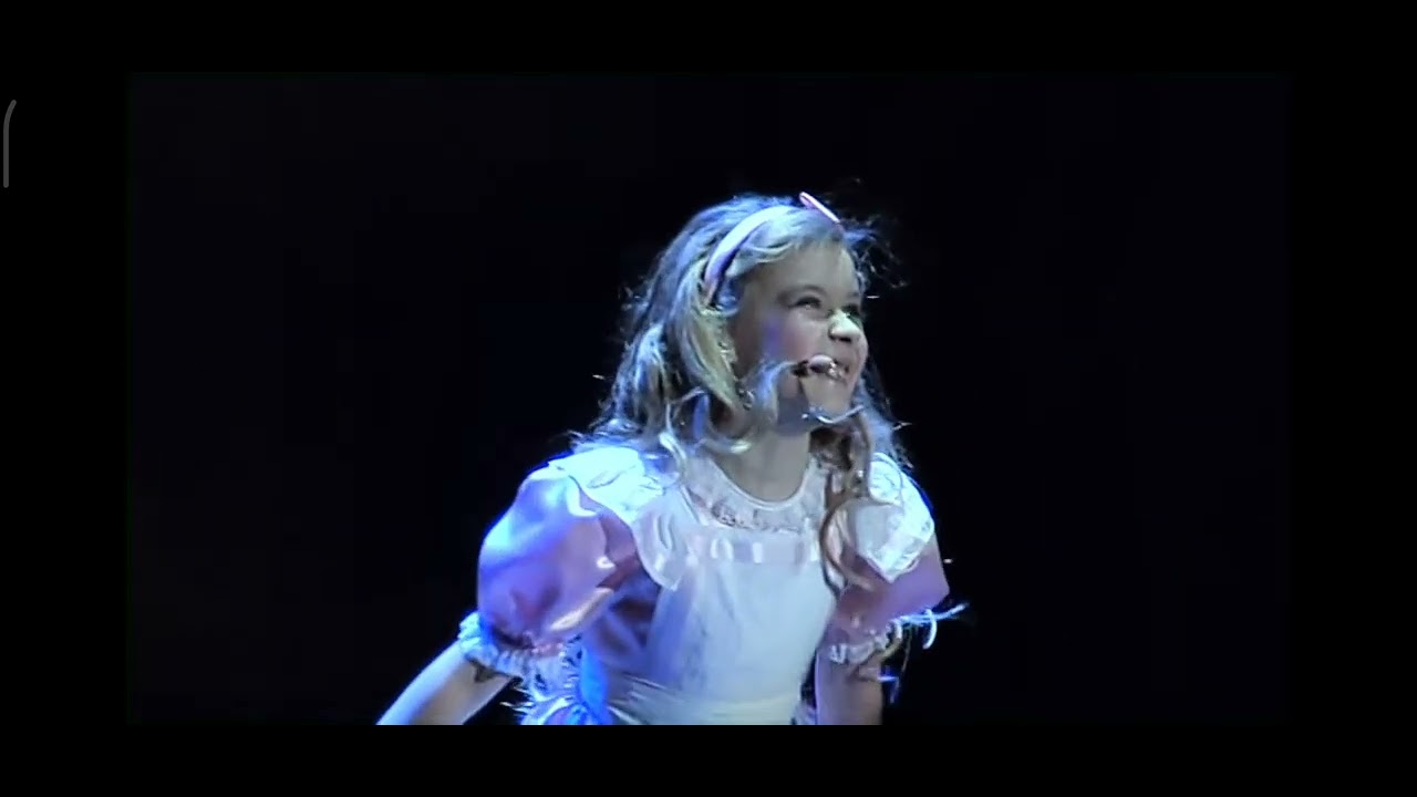 Alice piccola interpretata da una piccola Zoe Nochi "Alice nel paese ...