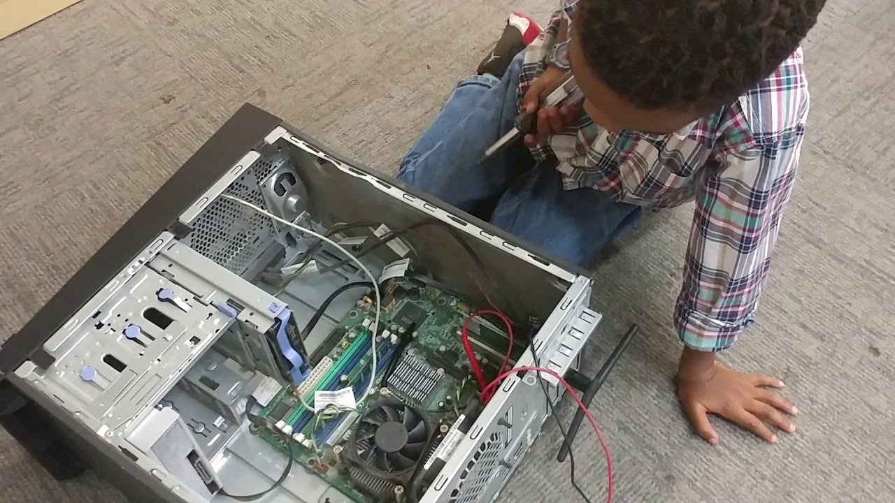 Watch this 4 year old fixing a computer! - YouTube