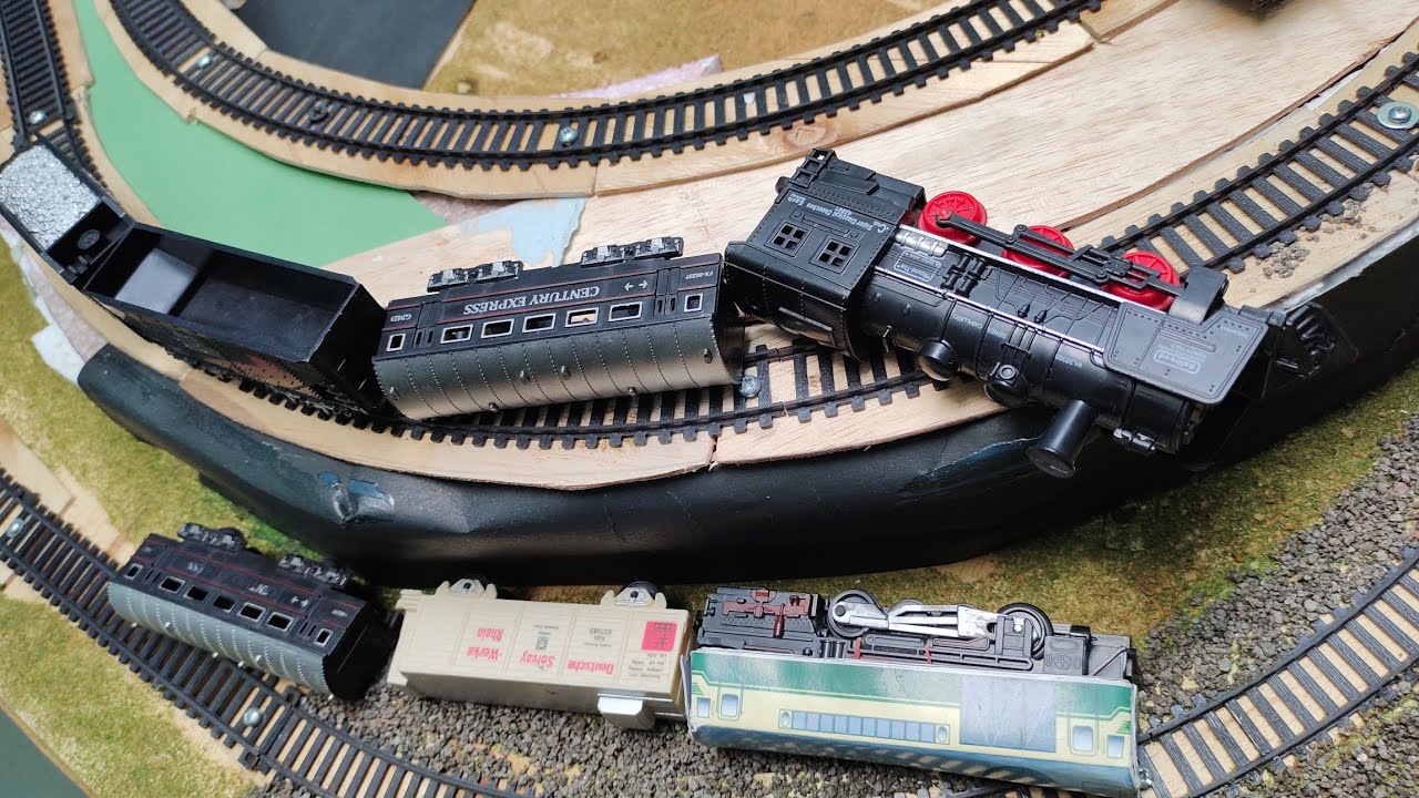 Drama kereta api Indonesia lokomotif CC 200 menabrak 3 gerbong kereta ...