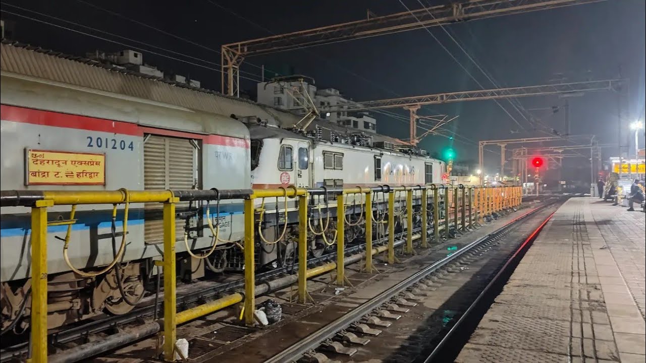 High speed train Pune Express 🚂 l Night view #pune #express #vlogs ...