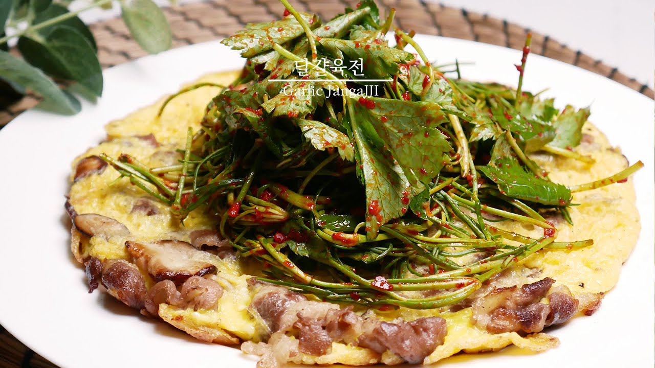 우삼겹을 넣어 고소한, 달걀육전(Beef loin Jeon) 만들기 - YouTube