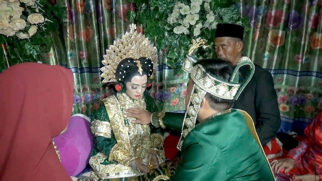Sakralnya Prosesi Adat Mappasikarawa Pernikahan Suku Bugis - YouTube
