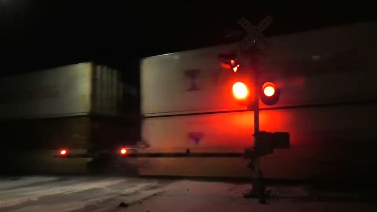 BNSF 7853 Meets BNSF 3780 in Streator, IL 12/26/22 - YouTube