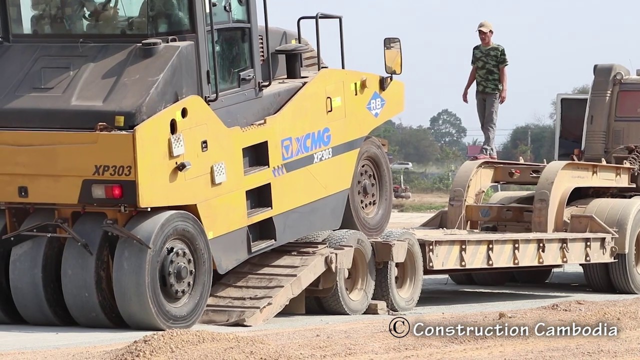 EXTREME XCMG XP303 Road Roller Loading Trailer Truck Fail - YouTube