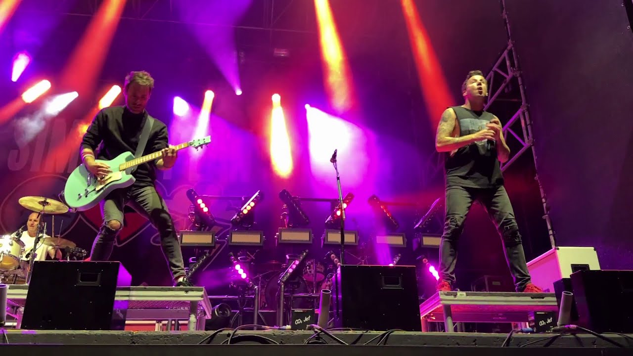 Simple Plan — Addicted (Live at Sommer Arena - Vienna, AUT 2022) - YouTube